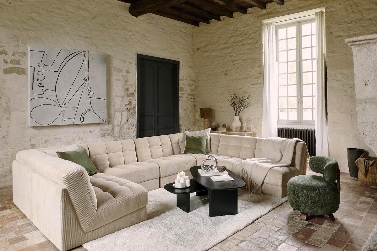 Ce canapé d'angle modulable en velours côtelé beige est parfait pour ...
