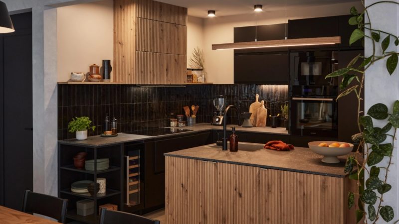 12 cuisines noir et bois inspirantes et chaleureuses - NuageDeco